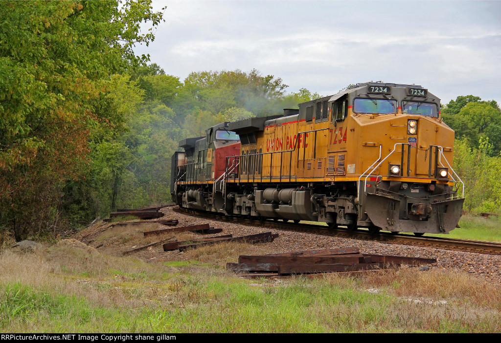 UP 7234 rounds the curve comeing onto the jeff city sub.